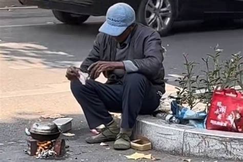 画面心酸！老人独自来医院看病，等待报告期间，架起砖坐路边生火做饭！疾苦人间普通人