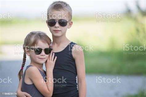 여름에 야외에서 즐거운 시간을 보내는 검은 색 선글라스를 착용한 두 아이 가족에 대한 스톡 사진 및 기타 이미지 가족 귀여운 남성 Istock
