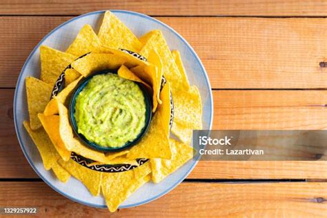 나무 판에 토르티야 칩과 과카몰리 나초 칩과 멕시코 과카몰리 소스가 접시에 담겨 있습니다 공간을 복사합니다 위쪽 보기 0명에 대한 스톡 사진 및 기타 이미지 Istock