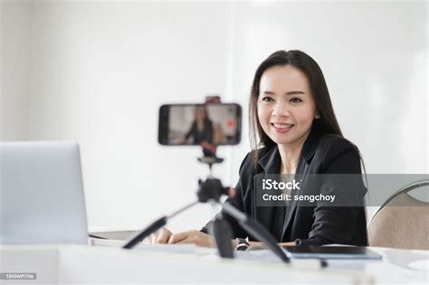 성인 아시아 여성 대학 교사는 집에서 학생들에게 화상 회의 회의를 통해 온라인으로 가르치고 학생들과 화상 통화를 하는 아시아 여성 교사미소 강사에 대한 스톡 사진 및 기타