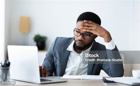 새 프로젝트에서 작업하는 랩톱을 사용하는 사려 깊은 직원 검은색에 대한 스톡 사진 및 기타 이미지 검은색 경영자 과로 Istock