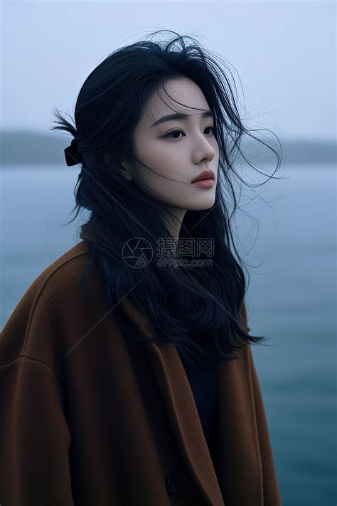 户外女性胶片感人像摄影高清图片下载 正版图片402688659 摄图网