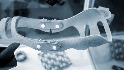 회색 정형 외과 플라스틱 보철물은 손으로 분말 3d 프린터에 인쇄됩니다 3차원 인쇄에 대한 스톡 사진 및 기타 이미지 3차원 인쇄 인간 척추 테크놀로지 Istock