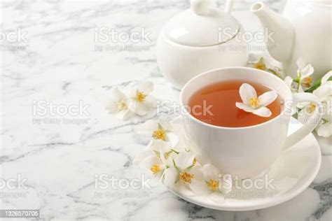 향기로운 재스민 차와 흰색 대리석 테이블에 신선한 꽃 텍스트 공간 0명에 대한 스톡 사진 및 기타 이미지 0명 건강한 생활방식 건강한 식생활 Istock