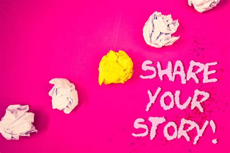 공유 당신의 이야기 동기 호출 하는 텍스트를 작성 하는 단어 경험 향수 메모리 개인 단어 분홍색 배경에 대 한 비즈니스 개념 종이 노트 노란색 흰색 대각선 스트레스를