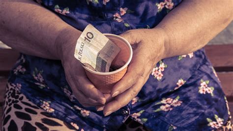 늙은 여자는 구제 구걸 가난한 여자의 손에 돈과 동전의 근접 촬영 사회의 사회적 문제 거리에 대한 스톡 사진 및 기타 이미지 거리 구걸 사회 문제 독일 Istock