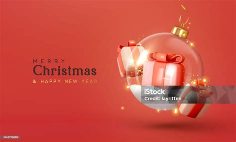 메리 크리스마스와 새해 복 많이 받으세요 크리스마스 장식품은 눈 위에 선물 상자 측면이 있는 유리 투명 공입니다 골드 리본에