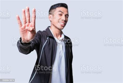 고립 된 배경에서 네 번째 숫자를 세는 사람들의 초상화 사람 손 계산 번호 네 번째 네 번째 숫자를 보여주는 잘 생긴 남자 손 18 19세에 대한 스톡 사진 및 기타 이미지