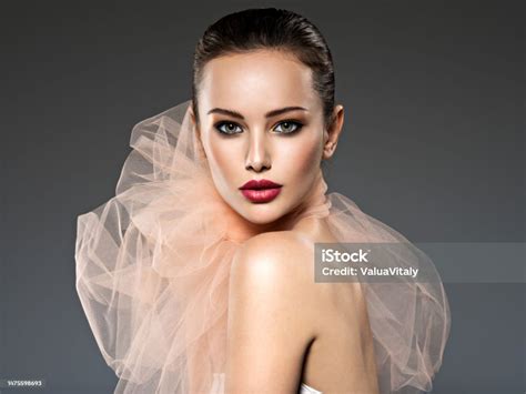 베이지 색 스카프를 입고 빨간 입술을 가진 아름다운 여자 아름다움에 대한 스톡 사진 및 기타 이미지 아름다움 20 24세 관능 Istock