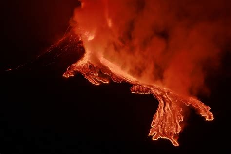意大利埃特纳火山喷发 滚烫岩浆涌出