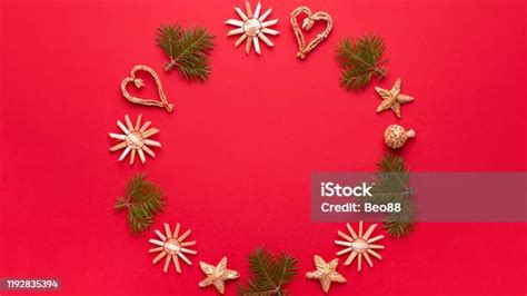 붉은 배경에 크리스마스 천연 나무 장식과 소나무 프레임 복사 공간 평평한 평신도 생태 재료의 장식품이있는 크리스마스 카드 상단 보기 0명에 대한 스톡 사진 및 기타 이미지