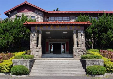 教育官員上班看片！忘記背後有監視器「手部運動」全入鏡 Teepr 亮新聞