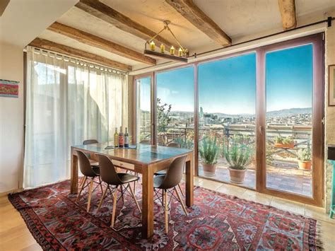 ისტორიული უბნის ძველი სახლი თანამედროვე დიზაინით რომელიც 5 000 ად