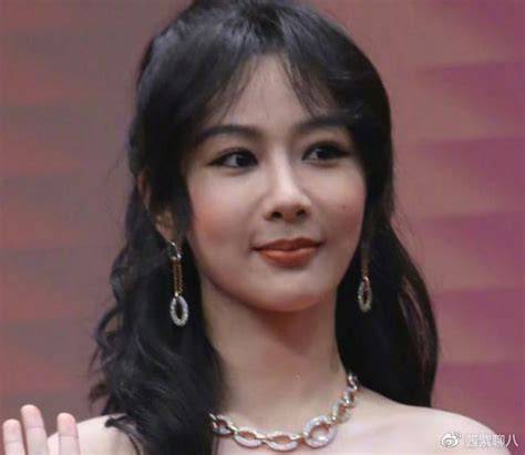 化妆师直接化出了杨紫的颜值下限，走红毯黑土老，变全场最丑
