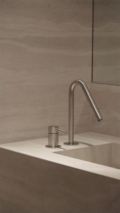 주림디자인 Lee Hyerim 림디자인 현장의 안방 디자인으로 자주 등장하는 윈도 시트와 우드헤드침대 디자인 조합이에요 저희 고객들에게 가장 사랑을 많이 받고