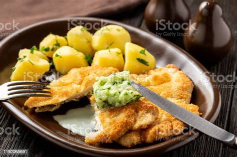 삶은 감자와 츠자치키 딥과 함께 제공되는 돼지 고기 커틀릿을 잘라냅니다 0명에 대한 스톡 사진 및 기타 이미지 0명 감자 요리 감자튀김 Istock