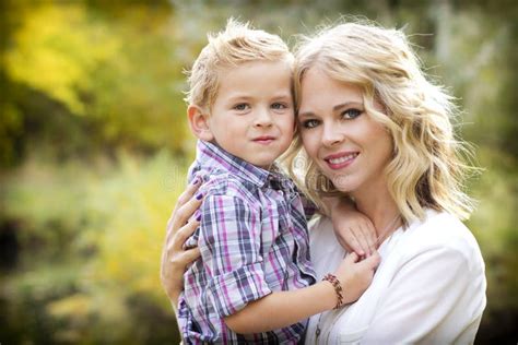 Belle M Re Blonde Et Verticale Mignonne De Fils Image Stock Image Du Gosse Parfait