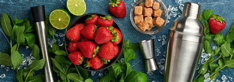 레모네이드 주입된 해독물 또는 칵테일을 만들기 위한 신선한 재료 딸기 라임 민트 바질 지팡이 설탕 얼음 조각 및 쉐이커가 어두운 돌이나 콘크리트 배경에 있습니다 상단 보기