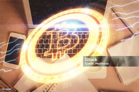 데스크톱 배경의 컴퓨터를 통해 블록 체인 테마 홀로그램 도면 맨 위 보기입니다 이중 노출 0명에 대한 스톡 사진 및 기타 이미지