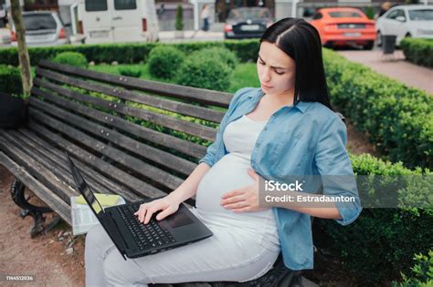 배경의 도시에서 행복 한 검은 머리와 자랑 임신한 여자의 초상화 기분이 나쁘다 그녀는 위장과 허리 통증 거리에 대한 스톡 사진