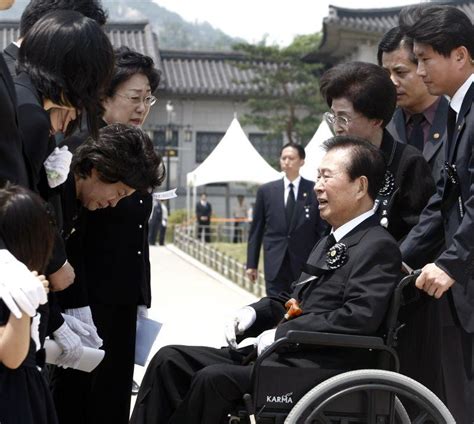 [노무현 사료관] [권양숙 여사의 손을 잡고 오열하는 김대중 대통령]