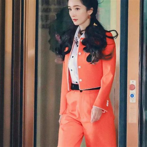 杨幂眼角受伤后回归《密逃4》扎双马尾又甜又美橙色套装气质