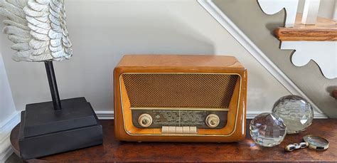 Compact 1959 Emud Rekord Jr 196 German Tube Radio Export Model