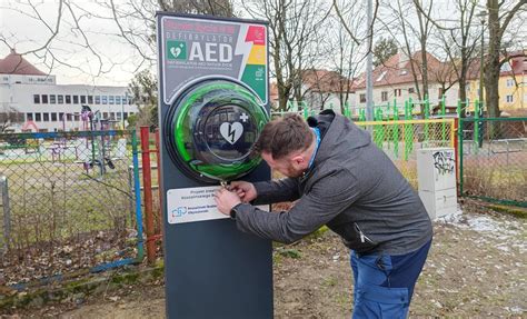 Дефибриллятор в Польше кто установил и как пользоваться