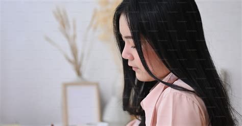 젊은 여성 예술가 일러스트레이터는 스타일러스가 있는 디지털 태블릿에 그림을 그리고 그림을 그립니다 사진 Unsplash의 사업 이미지