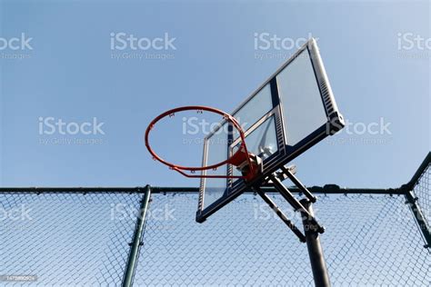 야외 길거리 바구니 푸른 하늘을 배경으로 하고 공간을 복사합니다 도시 청소년 게임 거리에 대한 스톡 사진 및 기타 이미지 거리 골 스포츠 장비 길거리농구 Istock