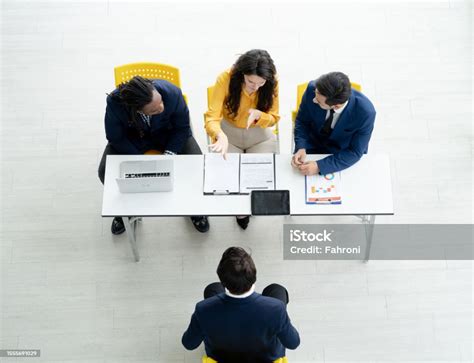 면접 개념입니다 다양한 Hr 팀이 사무실에서 한 남자와 면접을 하고 있다 잠재적인 구직자를 인터뷰하는 인사 팀 고용 고용 및 모집 개념입니다 25 29세에 대한 스톡 사진