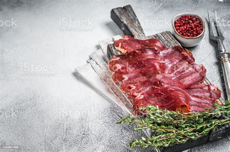 Pastirma 터키어 얇게 썬 파스트 라미 나무 보드에 향신료와 말린 쇠고기 고기 흰색 배경입니다 평면도 복사 공간 할랄에 대한 스톡 사진 및 기타 이미지 Istock