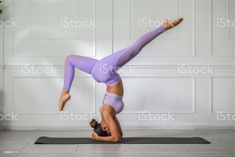 창문 앞에서 요가 운동을하는 아시아 여성의 측면 보기 요가 핸드스탠드 포즈 또는 핀차 마두라사나 집에서 호흡과 명상 요가의 진정 물구나무서기에 대한 스톡 사진 및 기타