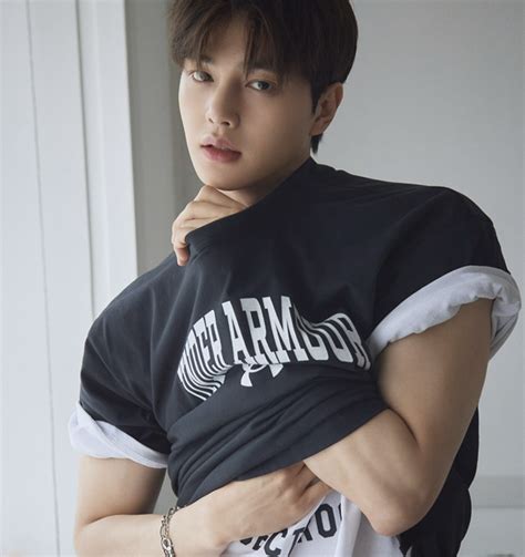 송강 화보 패션 Gq 언더아머 남자 바람막이 운동화 러닝화 스포티룩 추천 네이버 블로그