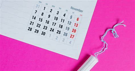 여성 위생 보호 생리 달력 및 깨끗한 면 탐폰 사진 Unsplash의 달력 이미지