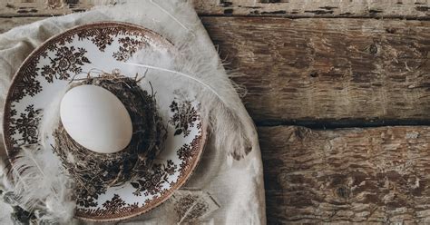 빈티지 접시 린넨 냅킨 오래된 나무에 음부 버드 나무 가지에 부드러운 깃털이 있는 둥지에 자연 부활절 달걀 세련된 소박한 부활절 테이블 세팅 시골 부활절 정물