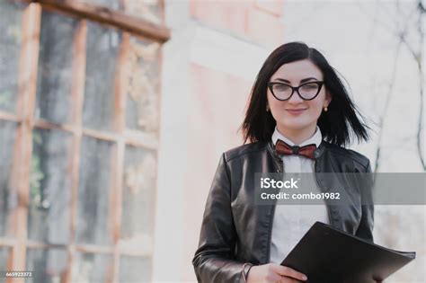 현대 비즈니스 새로운 아이디어를 통해 야외에서 일하는 여성 사업가 1에 대한 스톡 사진 및 기타 이미지 1 Workers Party 경영자 Istock