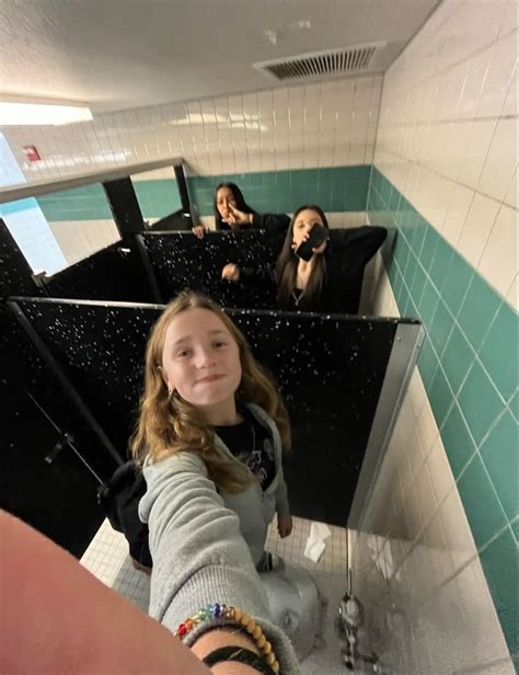 Bathroom Stalls 🚽 Friend Photoshoot Friend Pictures Poses Cute