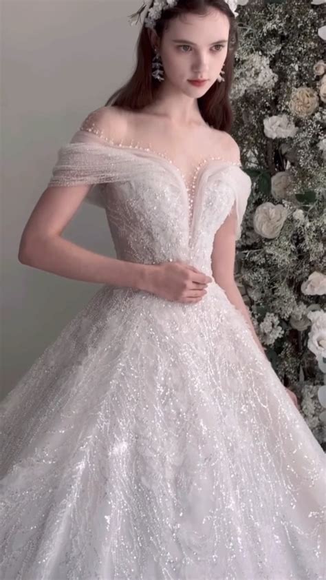 청담스토리웨딩 전주웨딩샵 전주스드메 청담스토리웨딩 실크드레스가 너무 잘 어울렸던 청담브라이드🤍 스냅으로 다시보니 벌써 시간이 흘렀나 싶고 역시 예쁘어요 청담