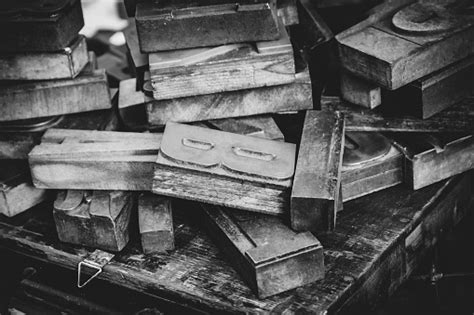 다양한 글꼴 대문자와 소문자 골동품 문자 모든 모양과 크기의 오래되고 중고된 나무 조판 문자 블록의 질감 있는 배경 0명에 대한 스톡 사진 및 기타 이미지 Istock