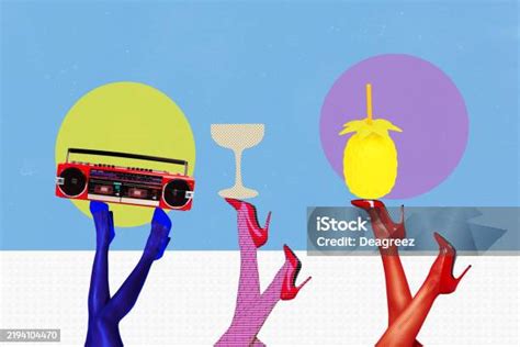 3d 스케치 트렌드 콜라주 포스터 여성 다리 발 뒤꿈치 보류 칵테일 글라스 마실 것 마티니 주말 편하게 하다 디스코 붐 박스 음악 이벤트 고풍스런에 대한 스톡 사진 및 기타