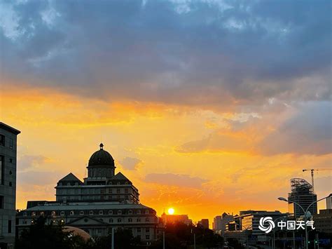 周日美景北京朝霞和云隙光扮靓天空 图片频道