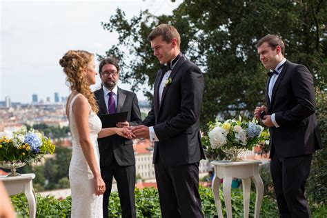 Безплатна снимка младоженец мъжки церемония сватба булка цвете