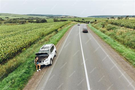 Premium Photo Woman Stuck With Broken Car In The Middle Of Nowhere