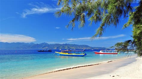 Обои катер лодки песчаный пляж 1366x768 от Chappie картинки на рабочий стол и заставки