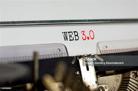 웹 30 기호입니다 레트로 타자기에 입력된 개념 단어 Web 30입니다 아름다운 흰색 배경 공간을 복사합니다 비즈니스 기술 및 Web 30 개념 인터넷에 대한 스톡 사진 및