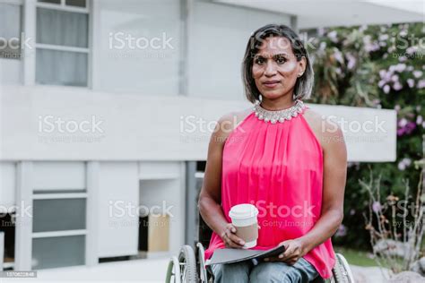 멕시코 라틴 아메리카의 사무실 테라스에서 트랜스 젠더 라틴 여성 초상화 트랜스젠더에 대한 스톡 사진 및 기타 이미지 트랜스