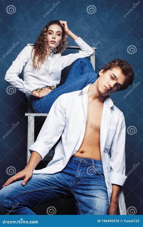 Jovencito Y Lindo Amigos Felices Sonriendo Juntos En El Concepto De La