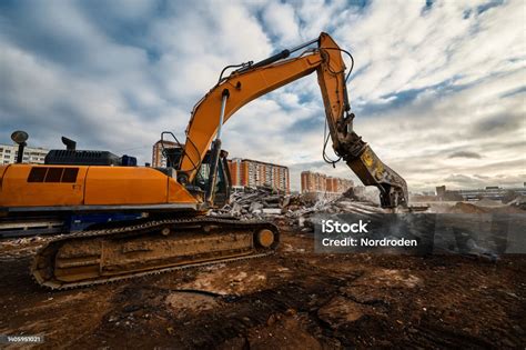 유압 가위가있는 굴삭기 구축함은 콘크리트를 자릅니다 0명에 대한 스톡 사진 및 기타 이미지 0명 건물 외관 건설 산업 Istock