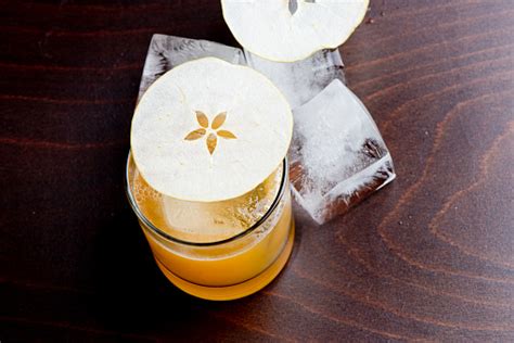 칵테일 진 보드카 럼 또는 위스키와 소다 물 과일 주스 라임과 체리가 섞인 무알코올 음료 클래식 아메리칸 바 음료 0명에 대한 스톡 사진 및 기타 이미지 Istock